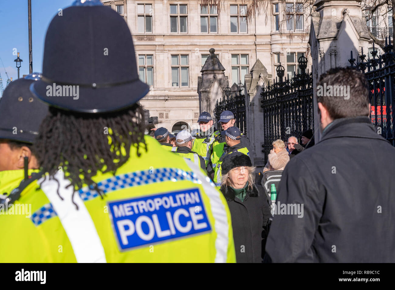 Officier de police avec dradlocks Banque de photographies et d’images à ...