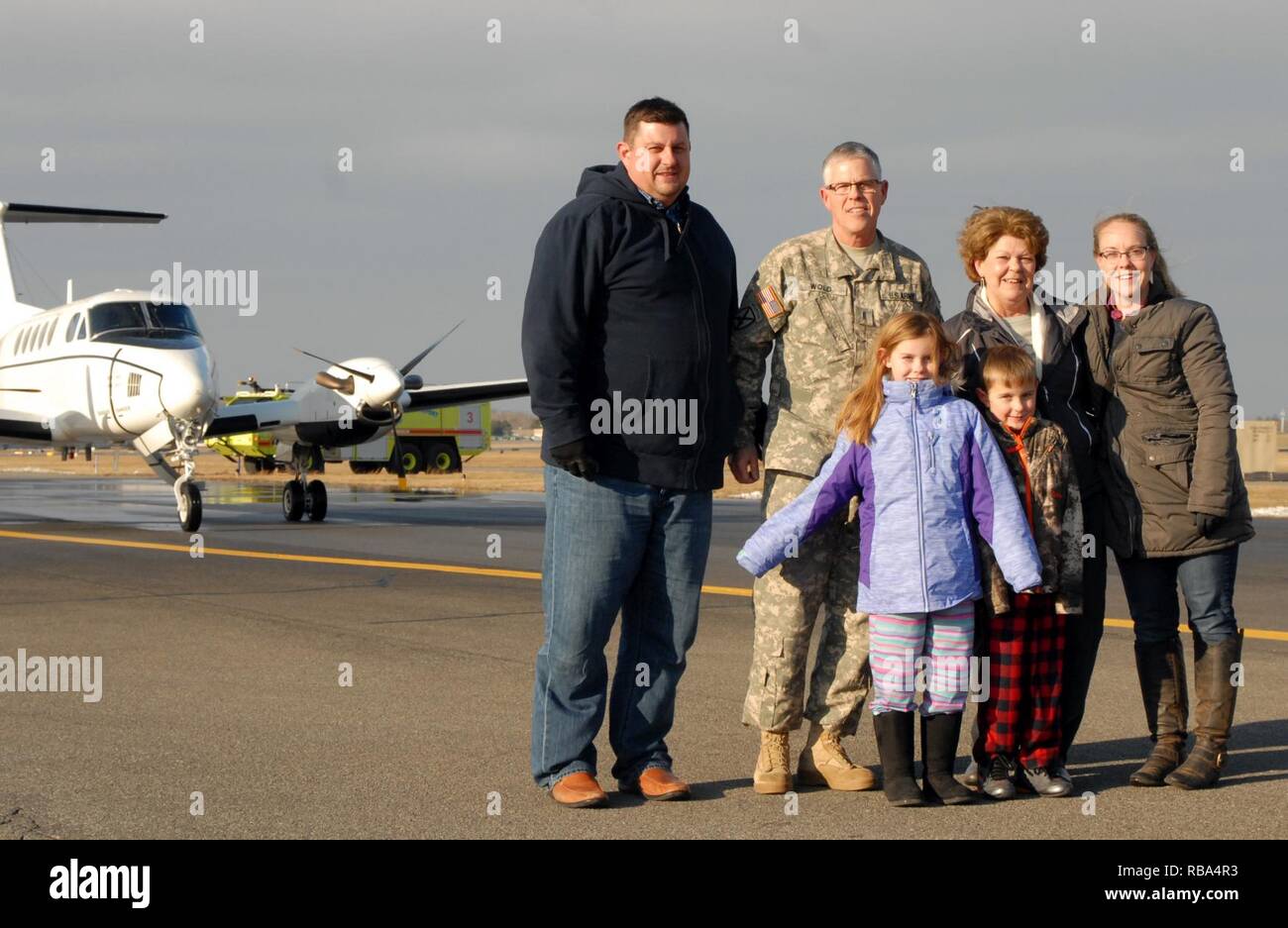 La Garde Nationale de New York l'Adjudant chef Robert Wold pose avec ...