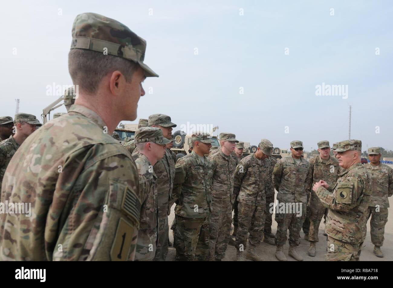 Le général Blake C. Ortner, le commandant de la Force opérationnelle de ...