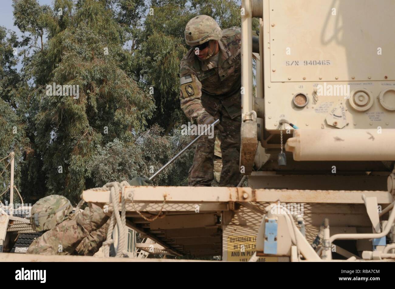 Le général Blake C. Ortner, le commandant de la Force opérationnelle de ...