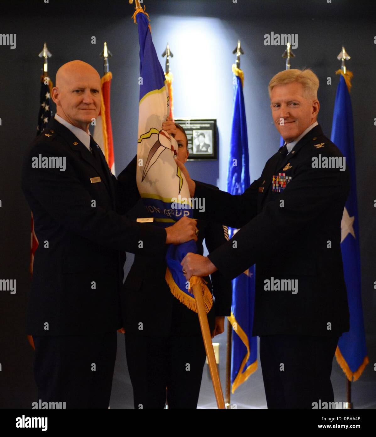 Le colonel Brian K. Johnson, ancien 101e l'air et l'espace, commandant ...