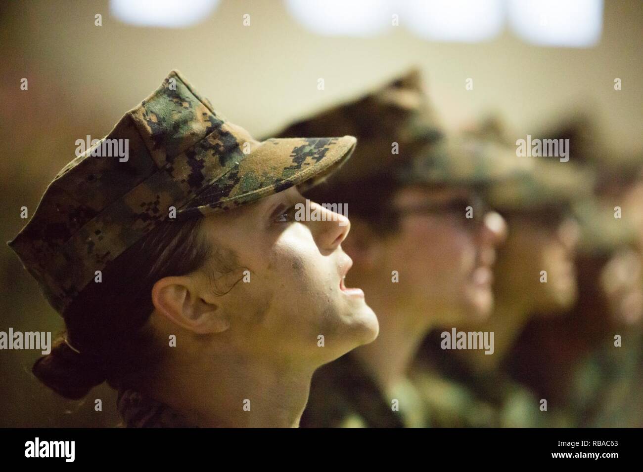 Pvt. Maria Daume chante l'hymne des Marines, le 5 janvier 2017, sur l ...