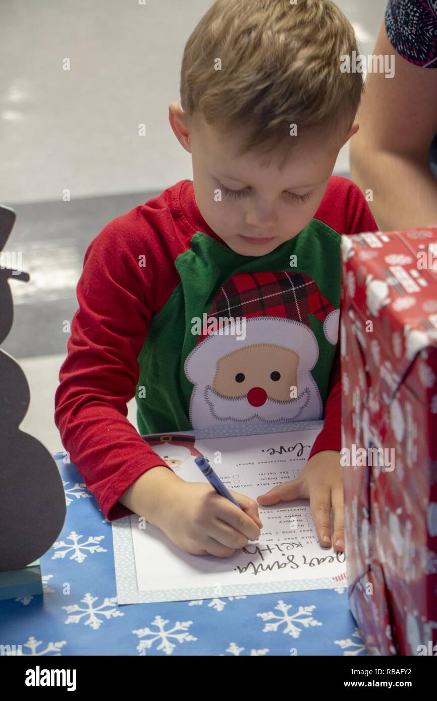 Un enfant écrit une lettre au Père Noël au cours de la 2e Bataillon ...