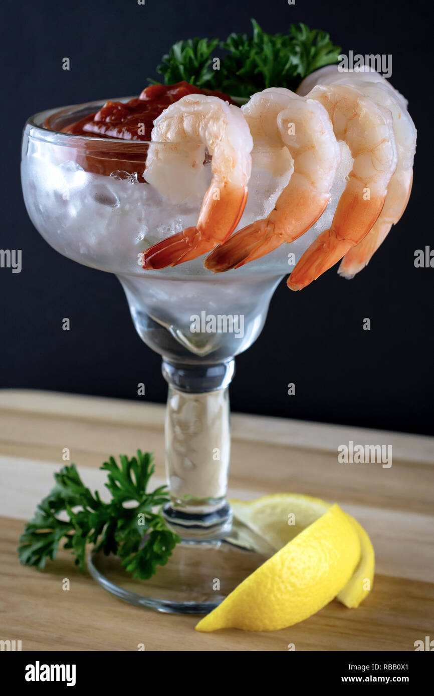 Un cocktail de crevettes en verre de margarita. Hung de la crevette sur ...