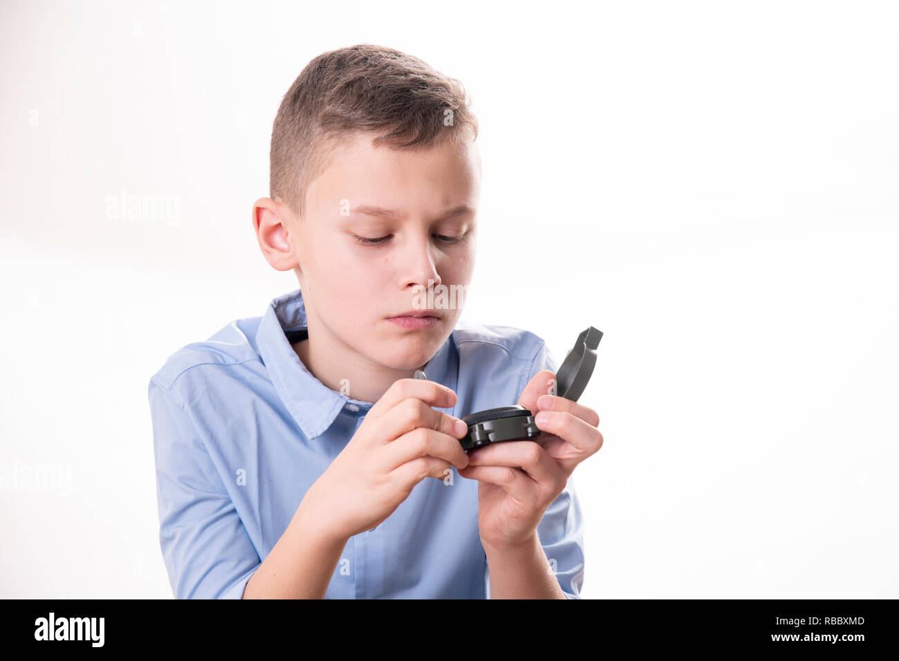 Les jeunes essaie avec une boussole pour trouver la bonne direction ... Les jeunes essaie avec une boussole pour trouver la bonne direction ...