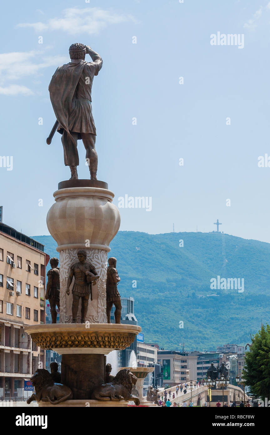 Skopje, Macédoine - 10 juin 2013 : un géant de 29 mètres de haut statue ...