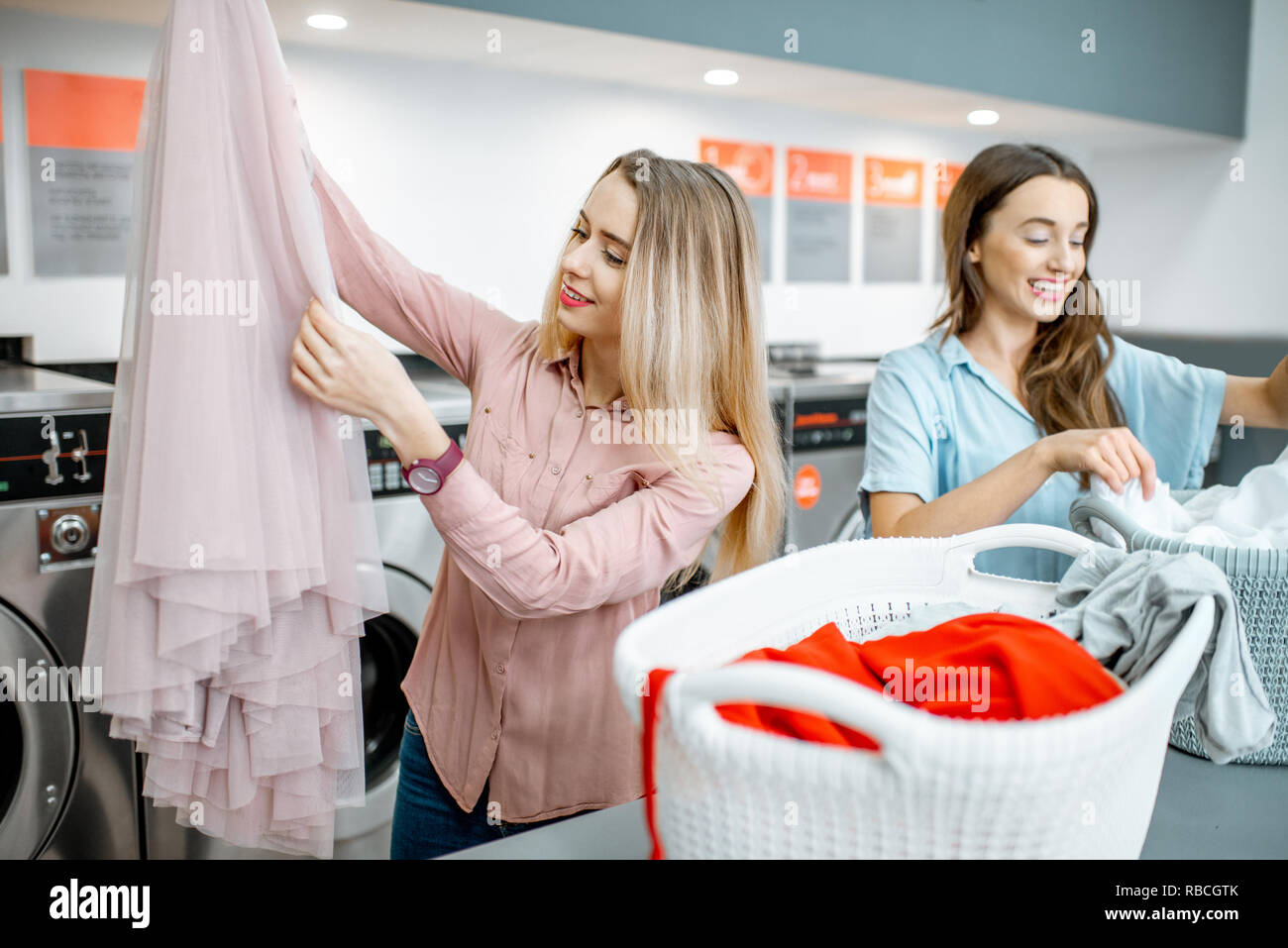 Le tri du linge Banque de photographies et d’images à haute résolution ...