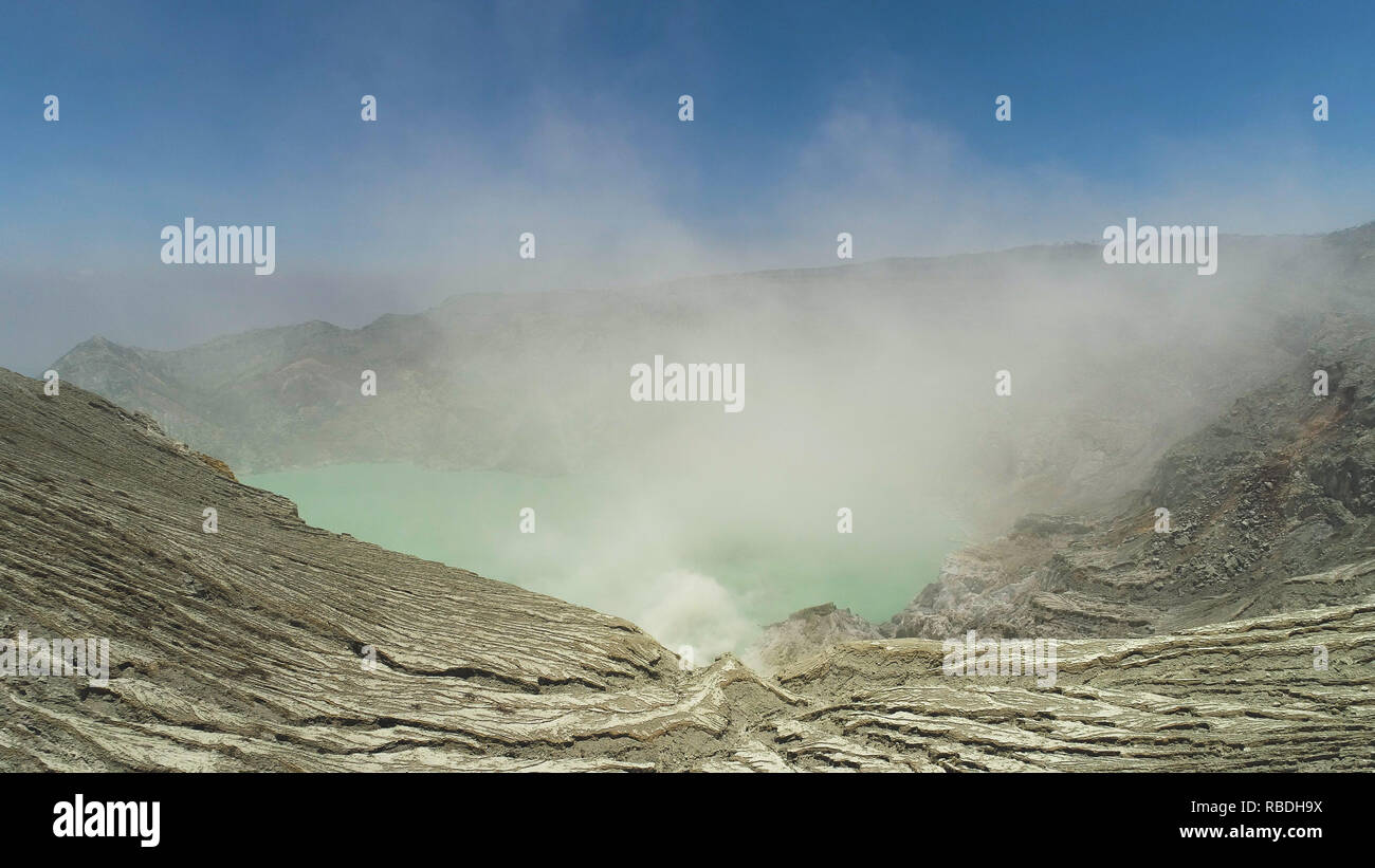 Paysage de montagne avec vue aérienne du lac Kawah Ijen acide cratère ...