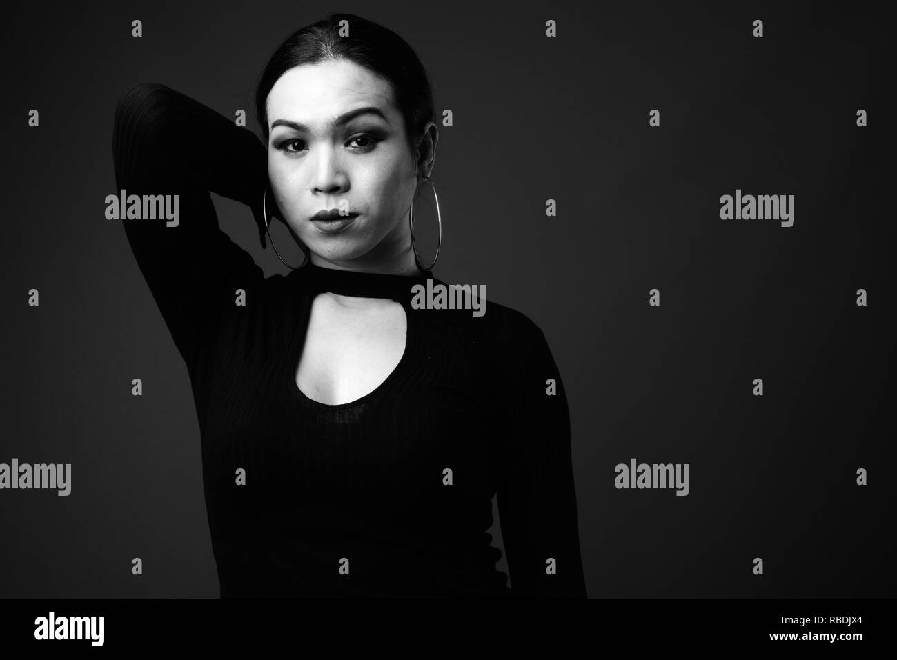 Belle asiatique jeune femme transgenre en noir et blanc Photo Stock - Alamy