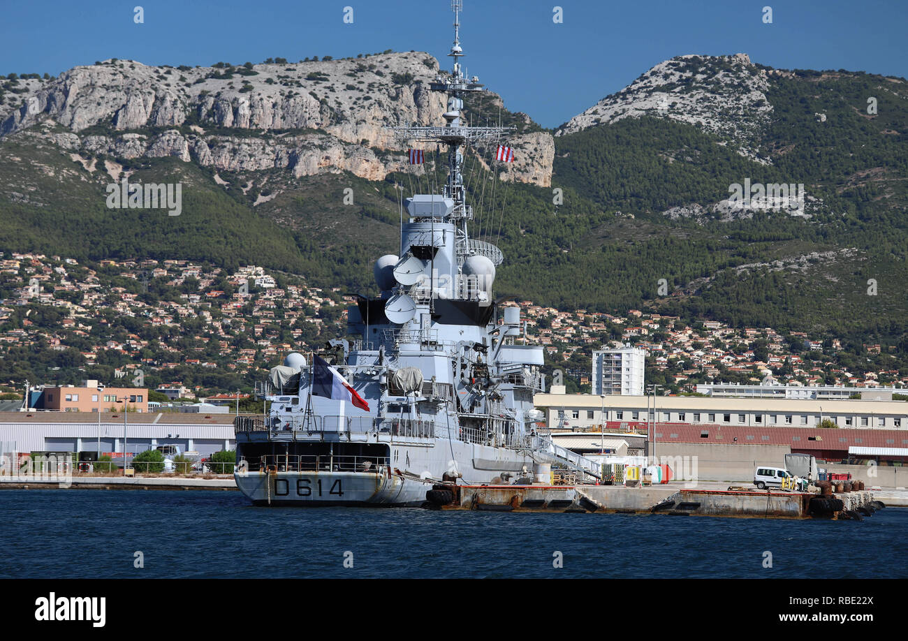 Le destroyer anti-aérienne Cassard de la marine française sur la France ...