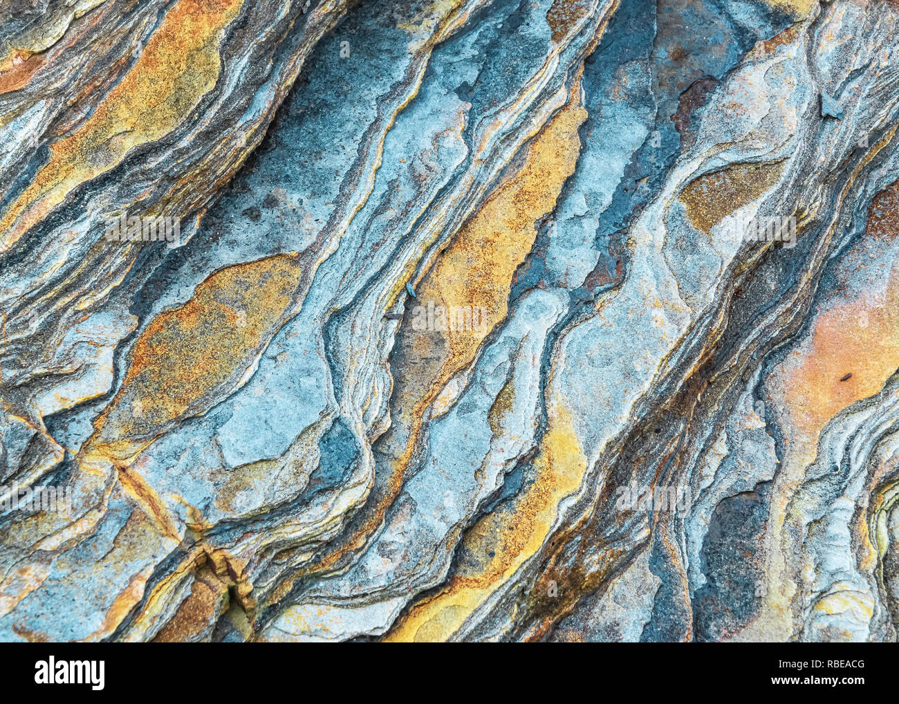 Les couches rocheuses - formations de rochers colorés empilés sur les ...