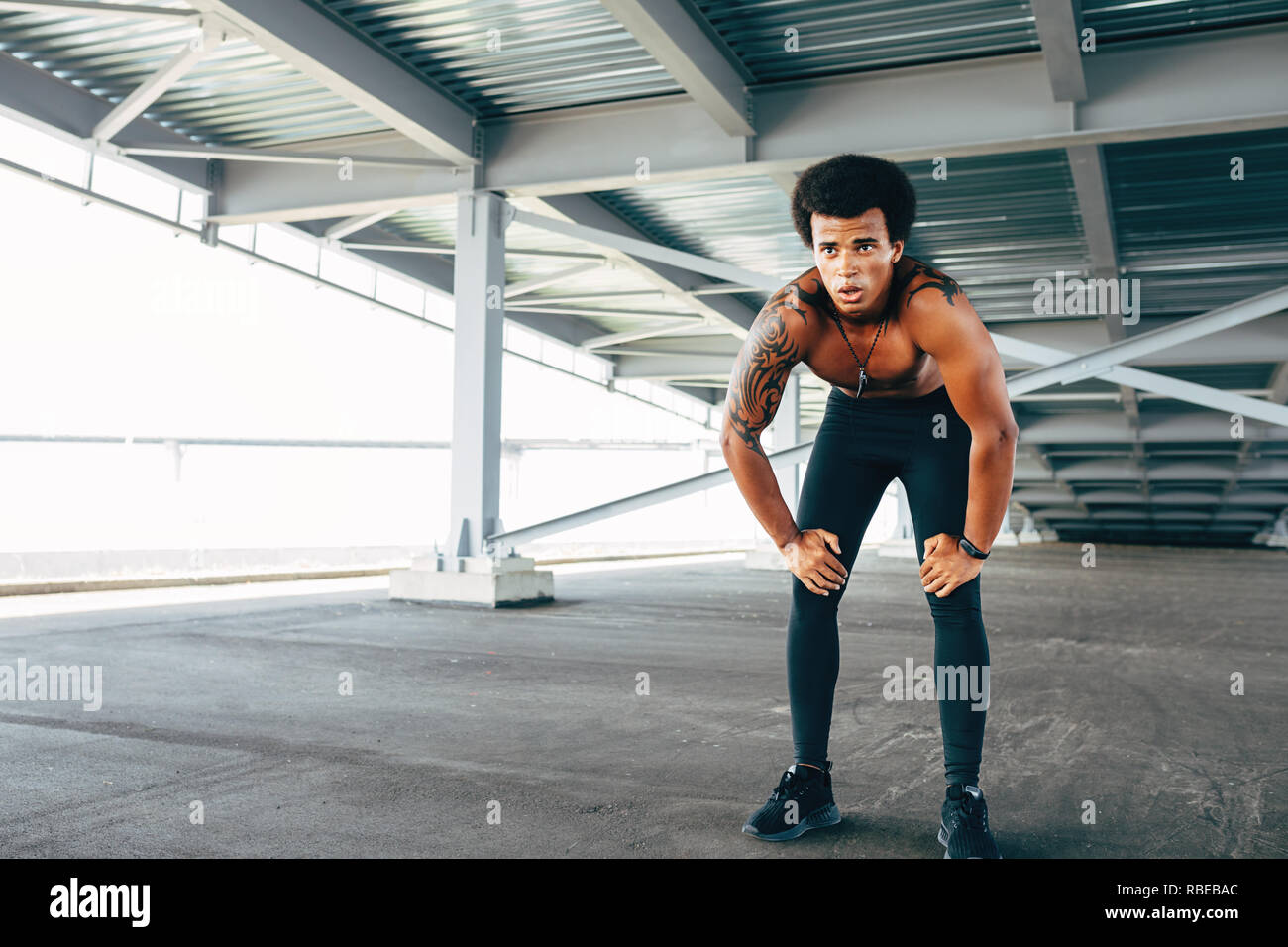 Les mains sur ses genoux Banque de photographies et d’images à haute ...