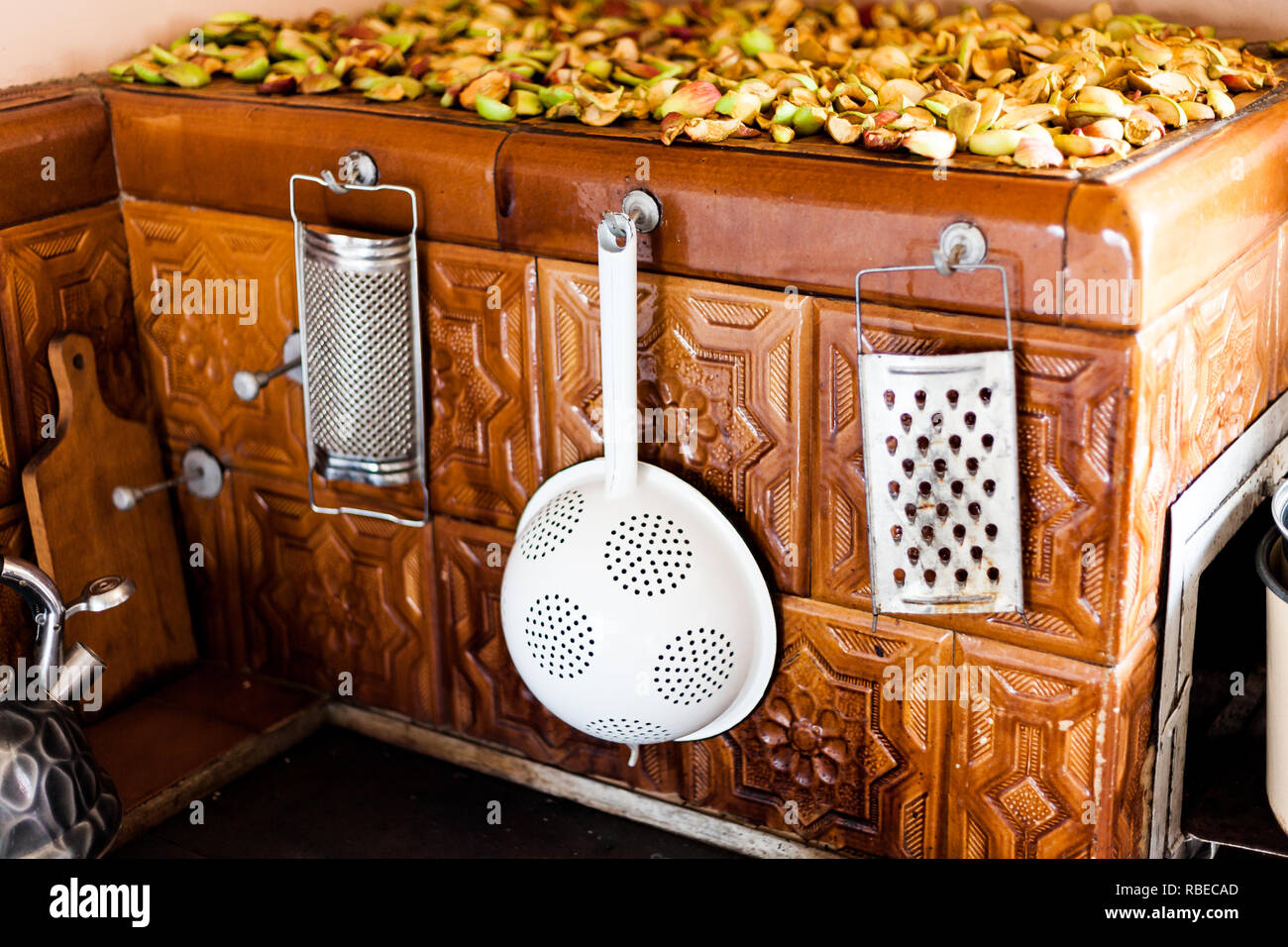 Vieux four traditionnel avec les carreaux de céramique. Ancienne ...