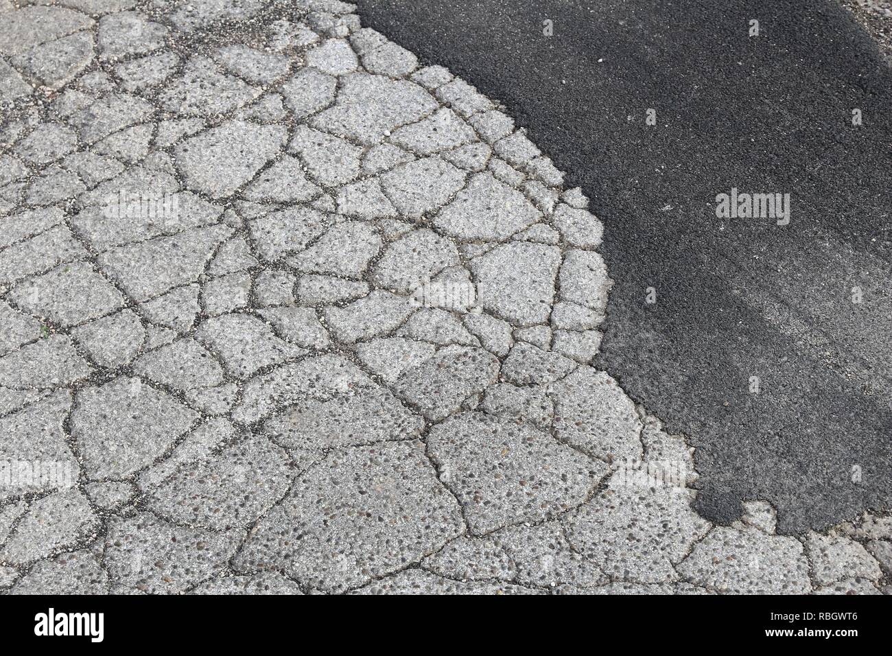 Route cassée avec des fissures dans la surface de la route Banque de ...
