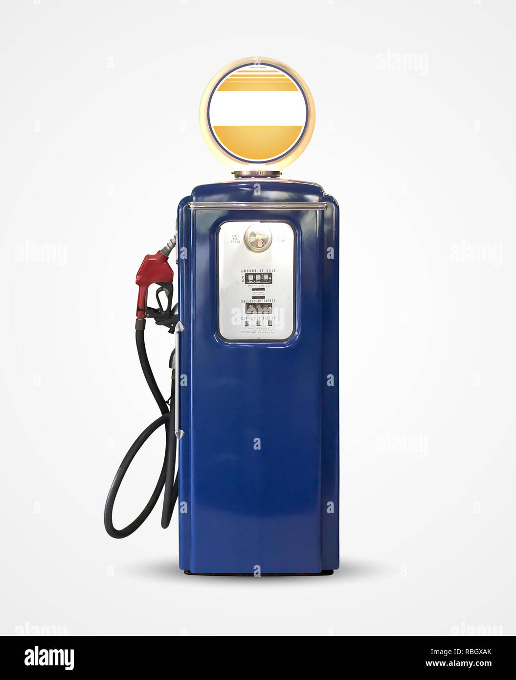 Ancienne pompe à essence essence vintage isolé sur fond uni Photo Stock ...