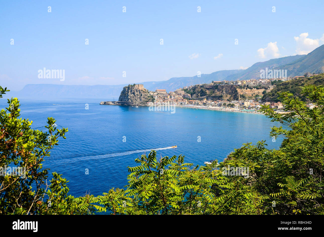 Vue panoramique de la ville balnéaire de Scilla, la Calabre, l ...