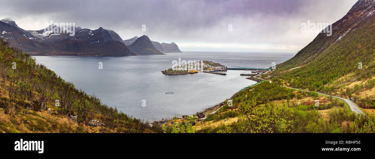 La vue du paysage de l'île de Senja avec Husoy village de Norvège Photo ...