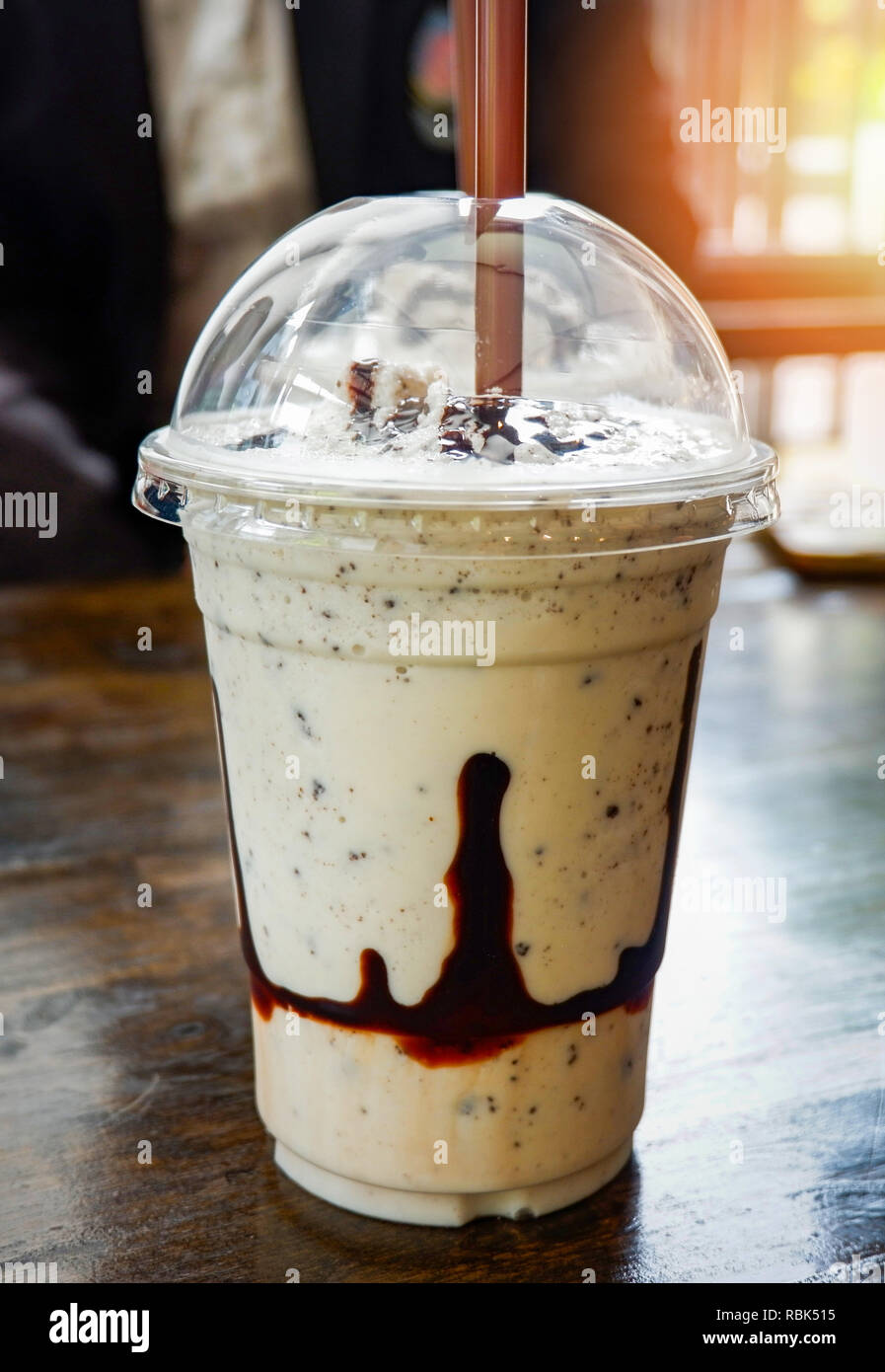 Chocolate milkshake in plastic cup Banque de photographies et d’images à haute résolution - Alamy