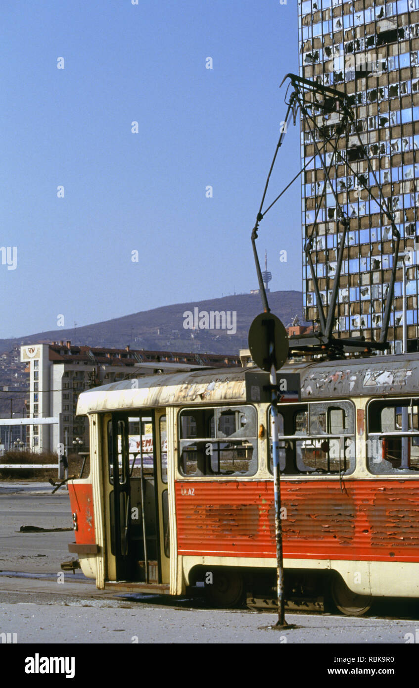 15 mars 1993 pendant le siège de Sarajevo : l'épave d'un tram et ...