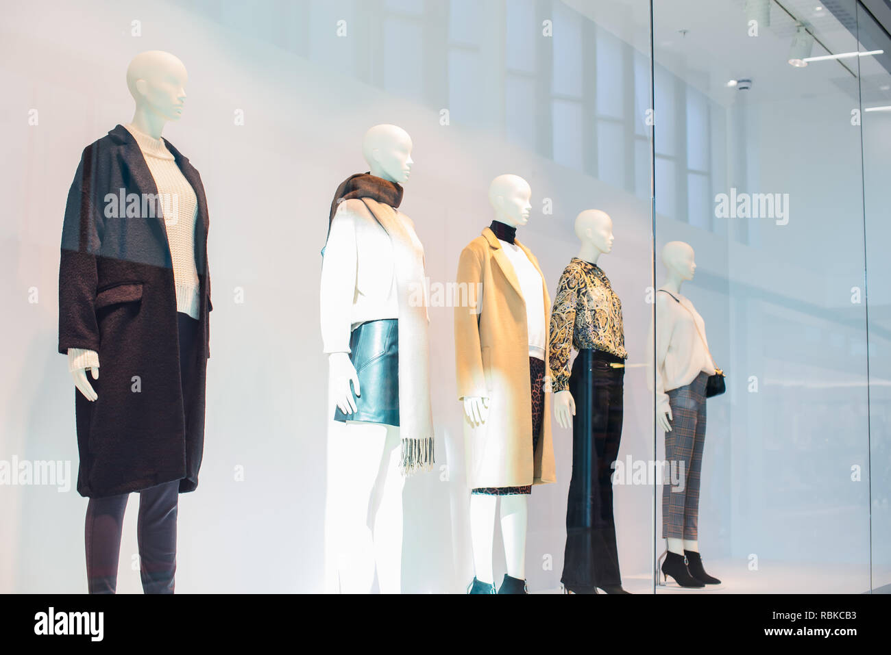 Boutique de mode Mannequins en vitrine à l'intérieur de centre ...