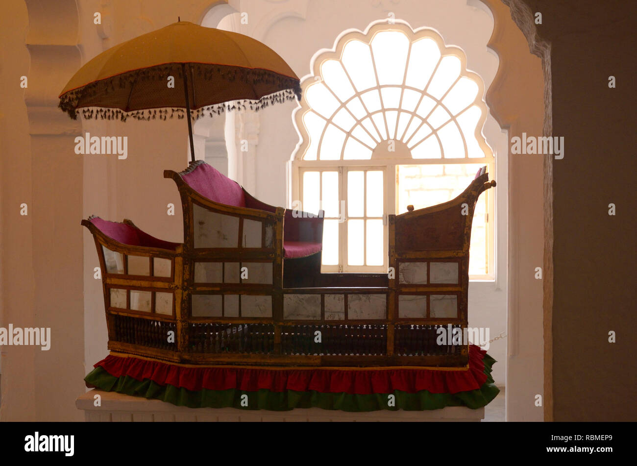 Palanquin with queen Banque de photographies et d’images à haute ...