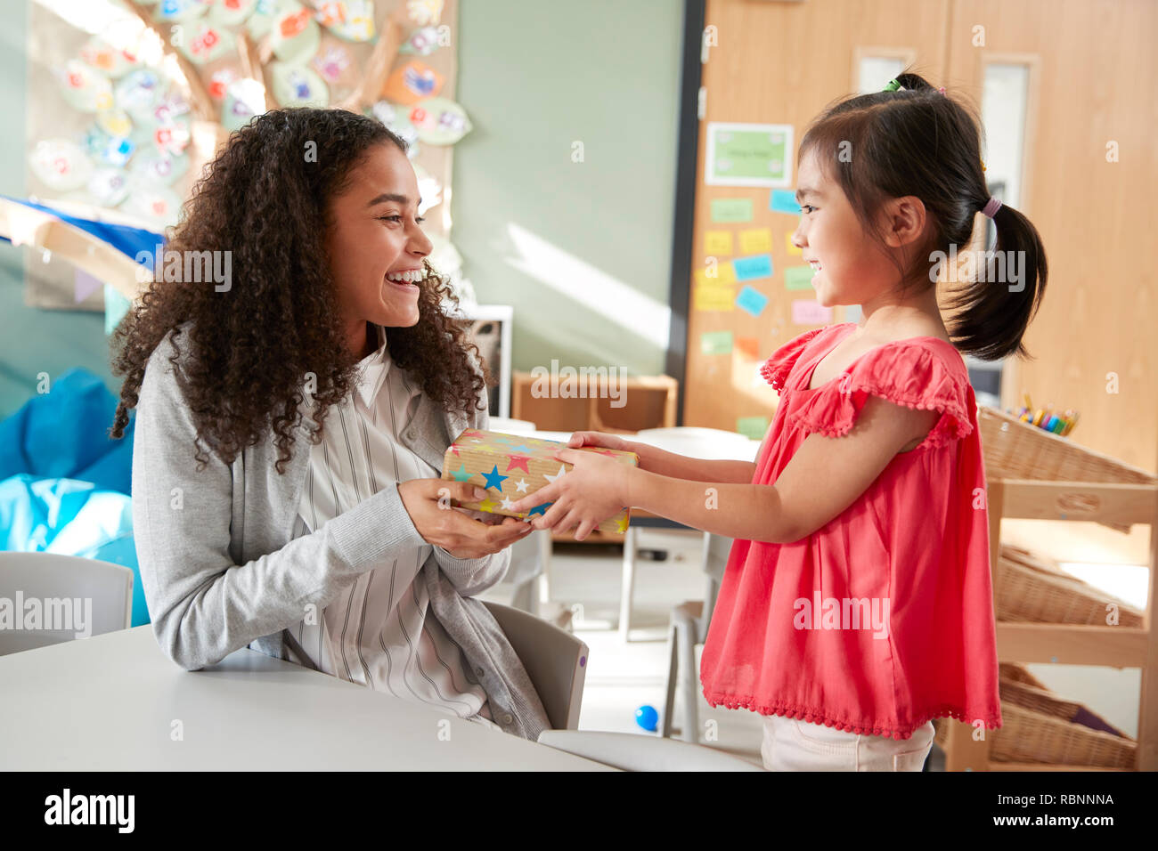 Enseignant dans une salle de classe Banque de photographies et d’images à haute résolution - Alamy