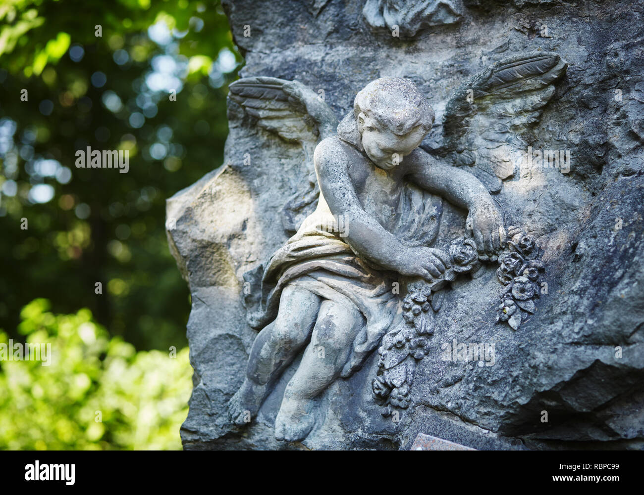 Statue angel dans la lumière du soleil comme un symbole de force, de ...