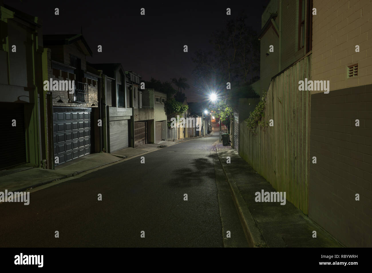 Back alley night Banque de photographies et d’images à haute résolution ...