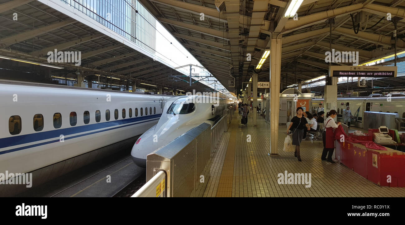 Shinkansen bullet train Banque de photographies et d’images à haute ...