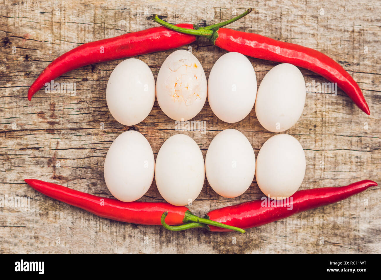 Les œufs et le poivre rouge sous la forme d'une bouche avec des dents ...