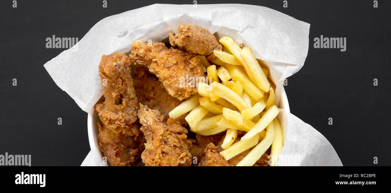 Fast-food savoureux : Poulet frit pilons, ailes épicées, frites et des ...