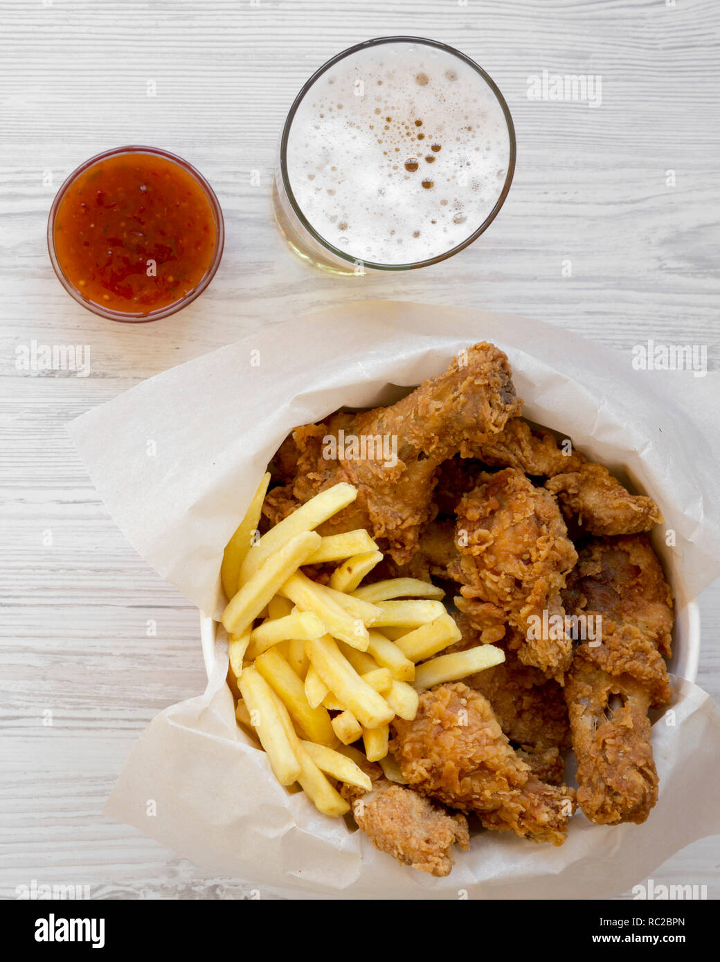 Fast food : cuisses de poulet frit, épicé, ailes de poulet frites et ...