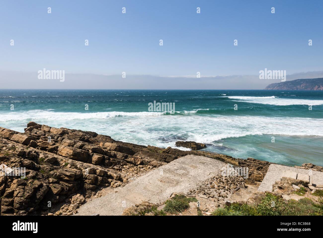 La plage de Praia do Guincho est populaire pour le surf, planche à ...