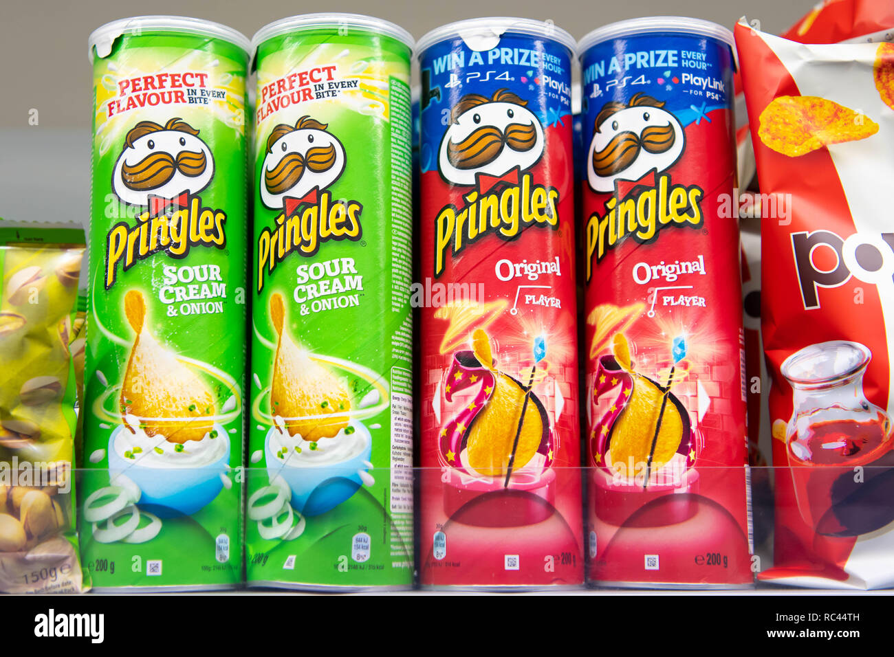 Pringles crisps shop display Banque de photographies et d’images à ...