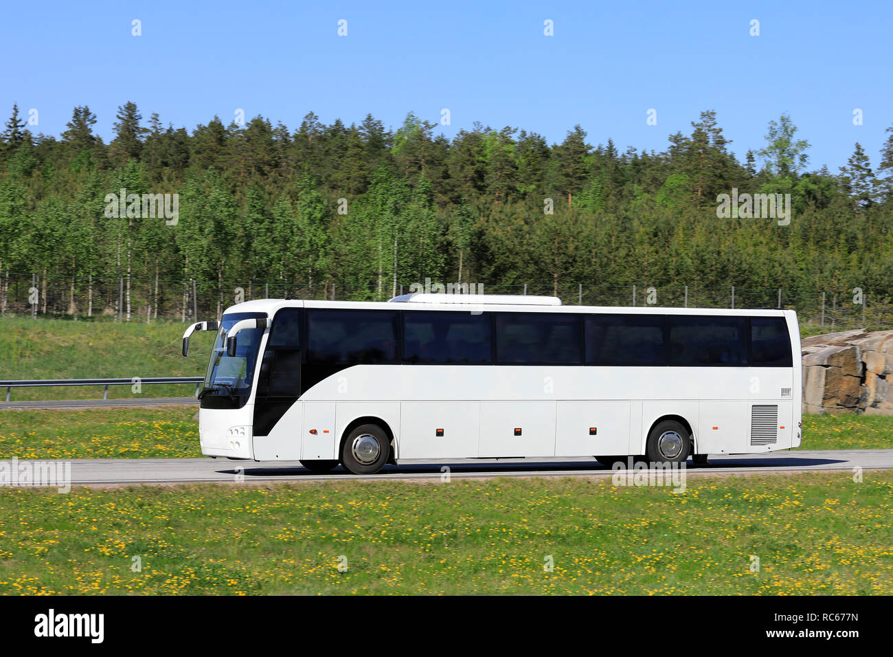 Bus blanc Banque de photographies et d’images à haute résolution - Alamy