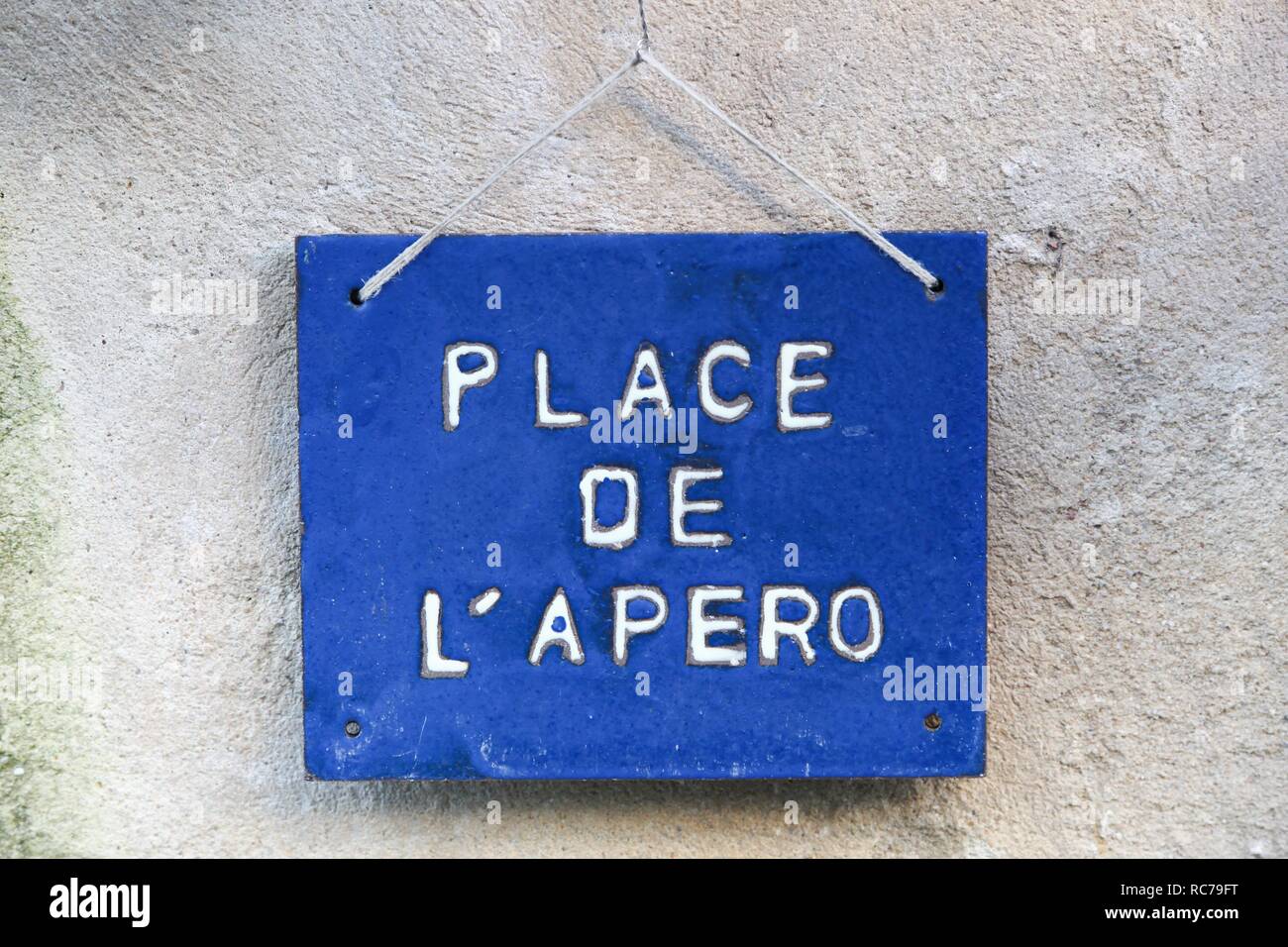 Place de l'apéro sign aussi appelé apéritif en Français Photo Stock - Alamy