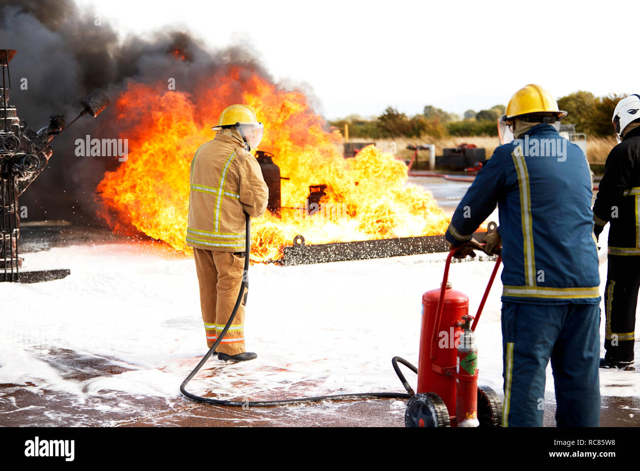 La formation des pompiers, de l'équipe de pompiers de la pulvérisation ...