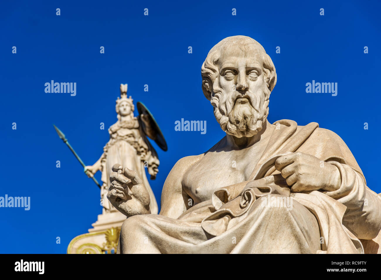 Statue du philosophe grec Platon en face de l'Académie d'Athènes, Grèce ...