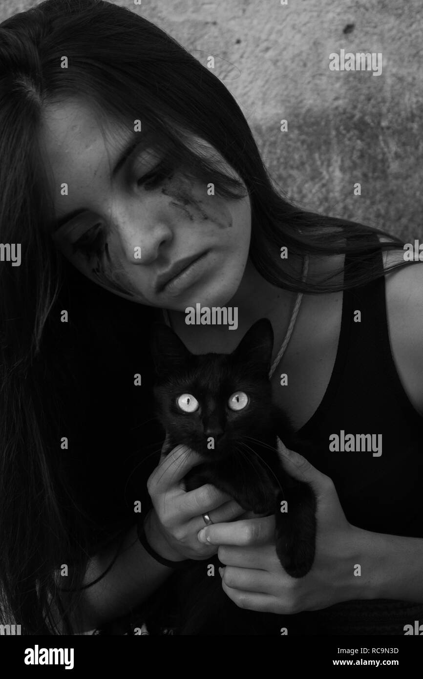 Crying cat Banque d'images noir et blanc - Alamy