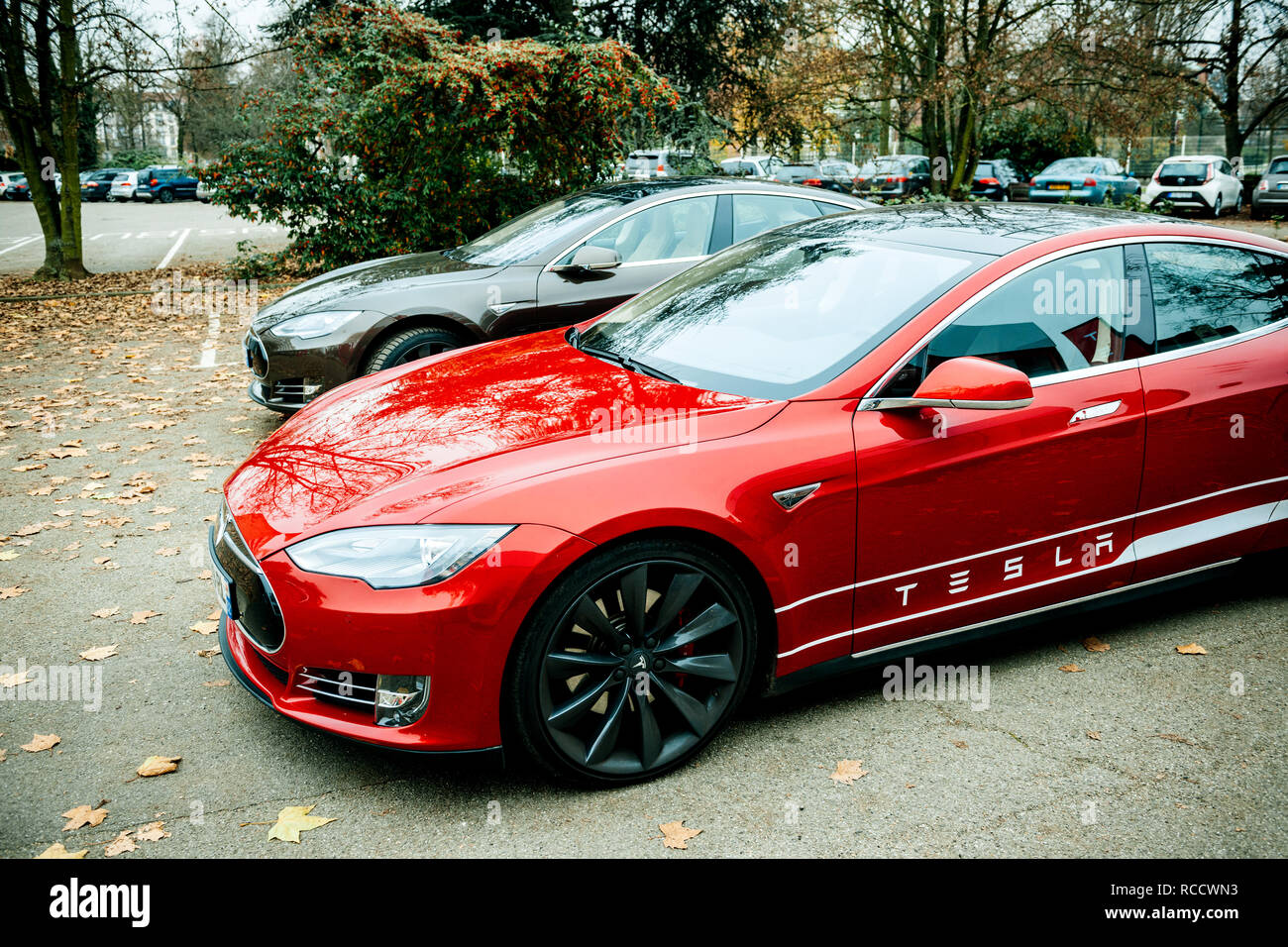 PARIS, FRANCE - NOV 29, 2014 : shot de nouveau rouge et gris showroom ...