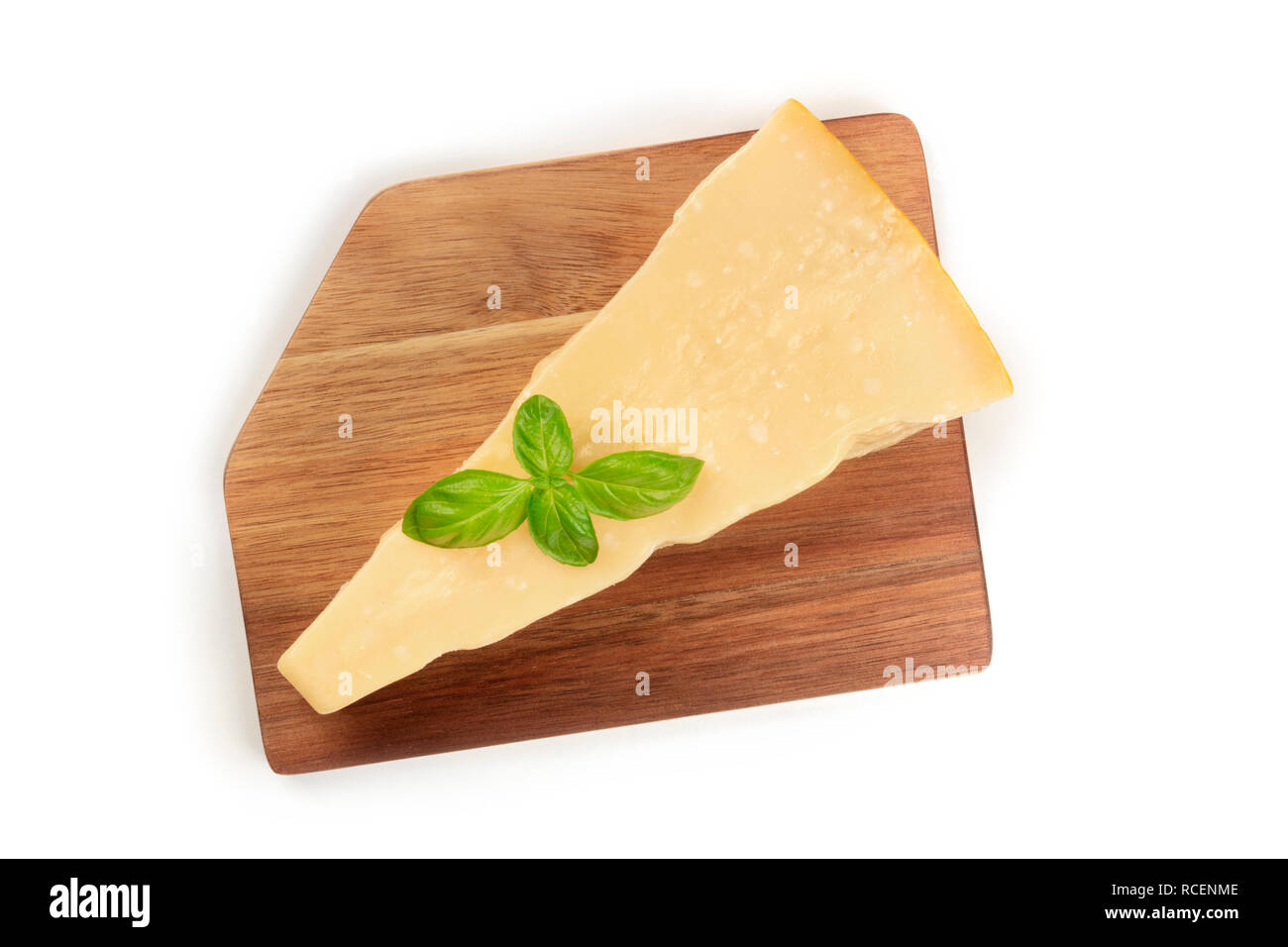 Un morceau de vieux Parmesan fromage, tourné par le haut sur une ...