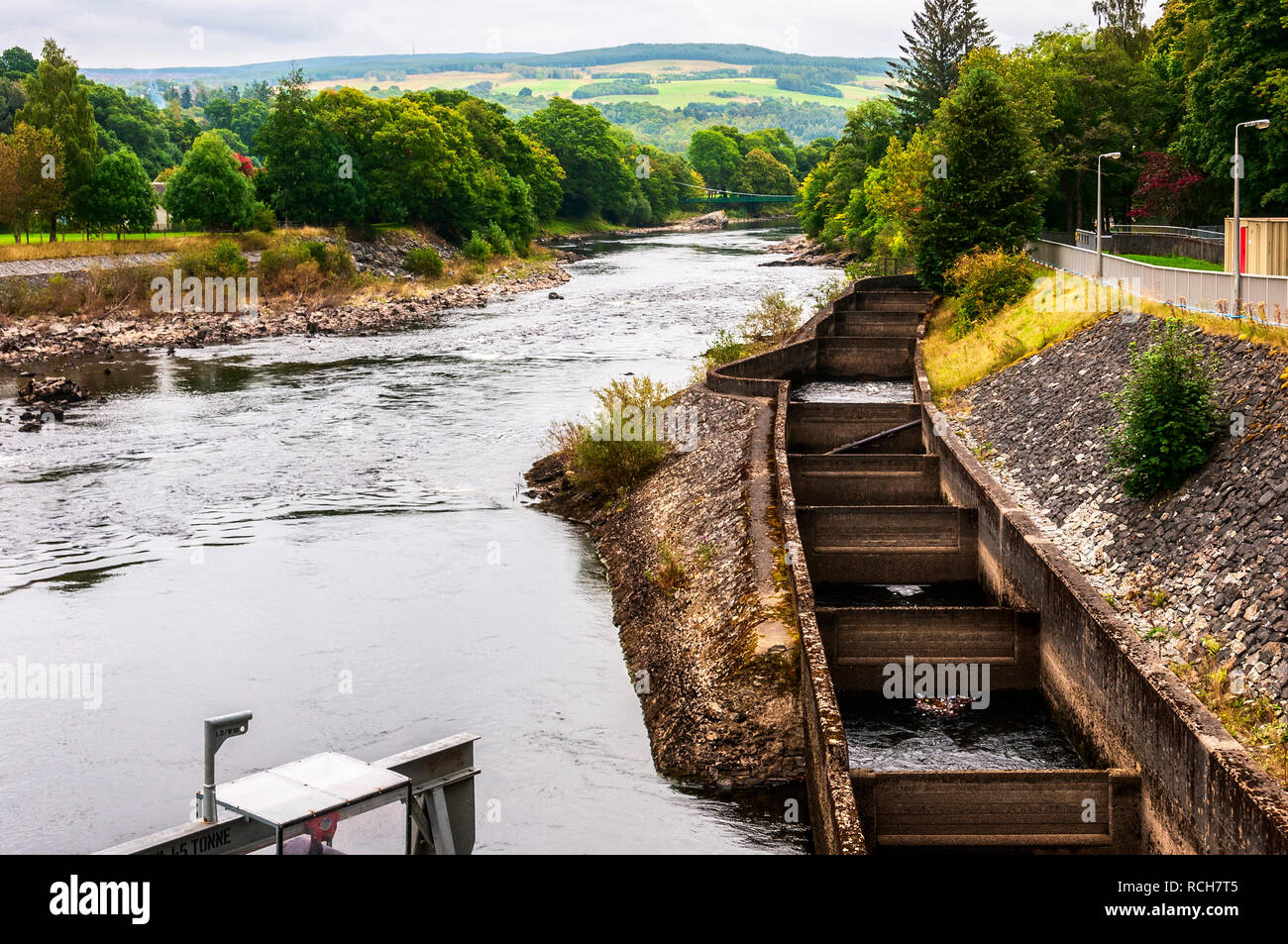 L'échelle à poissons de Pitlochry délimité par un talus rocheux et par ...