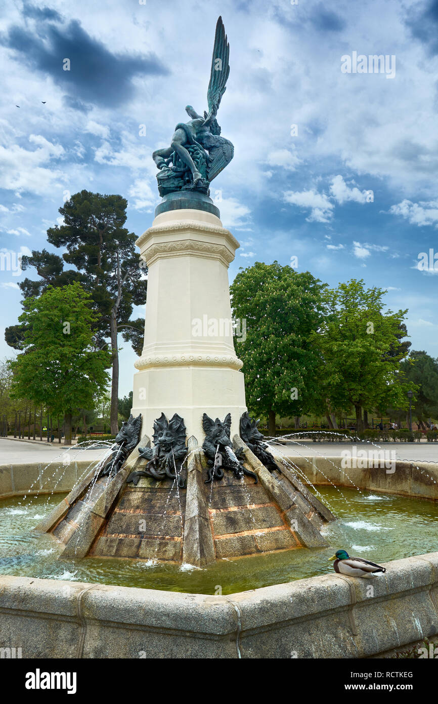 La fontaine de l'ange déchu (Fuente del Ángel Caído) ou d'un Monument ...