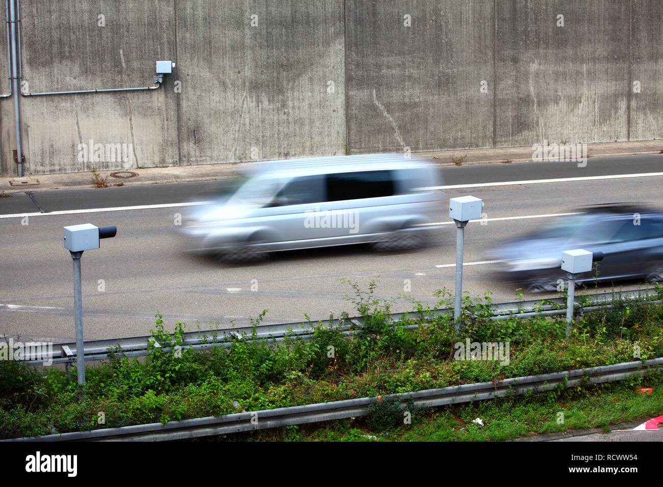 Surveillance de la vitesse contrôlée avec radar radars, sur l'autoroute ...