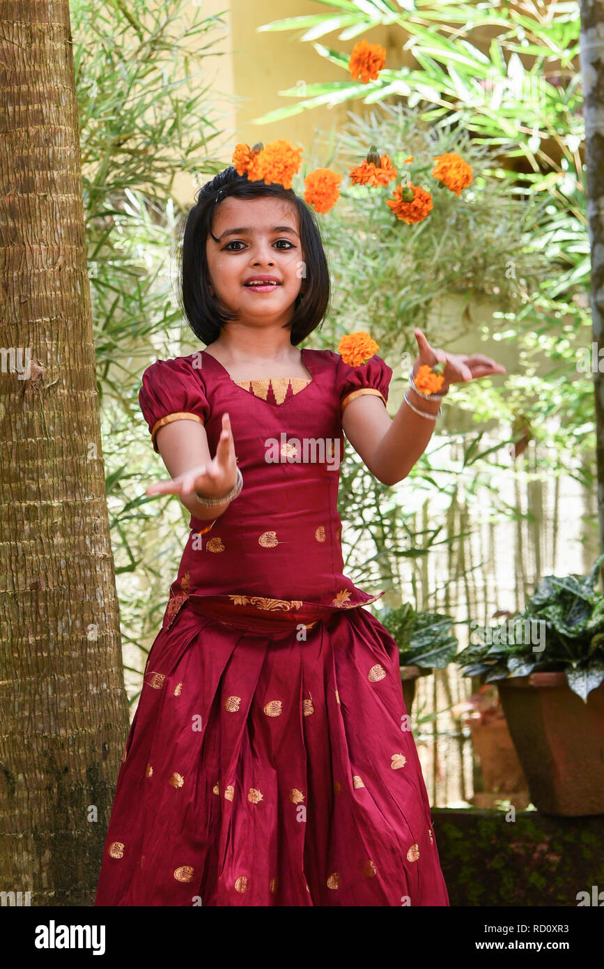 Jeune indienne enfant portant un costume traditionnel sari, pleine jupe ...