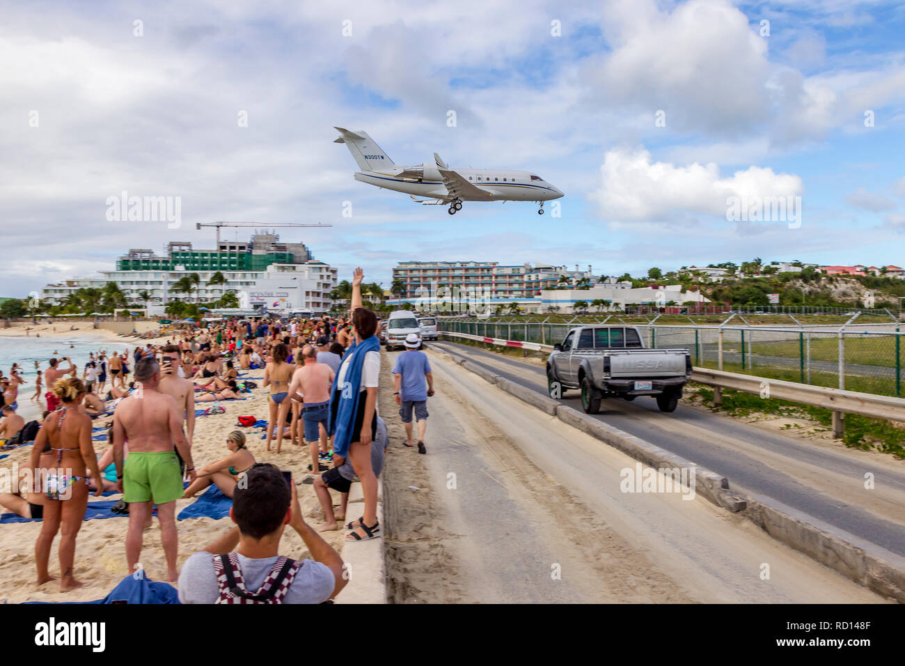 Avion volant bas au dessus de la plage Banque de photographies et d ...