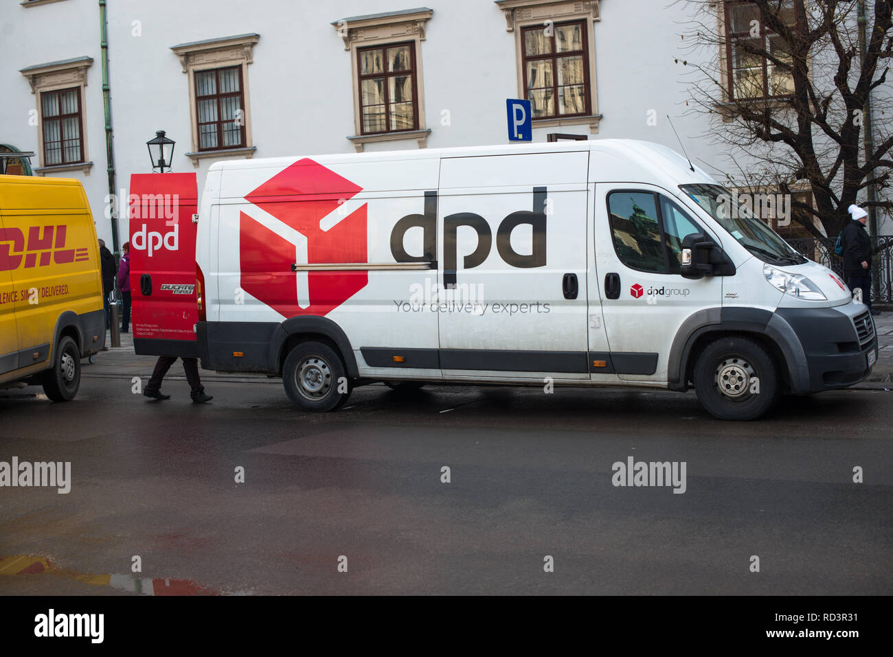 Camion de livraison de colis Banque de photographies et d’images à ...