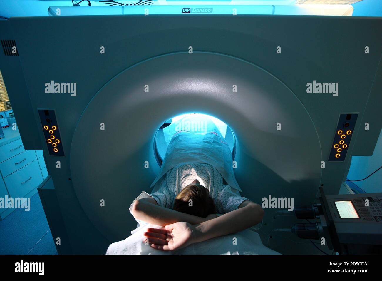 La tomographie assistée par ordinateur, ou cat CT-scan, la tomographie ...