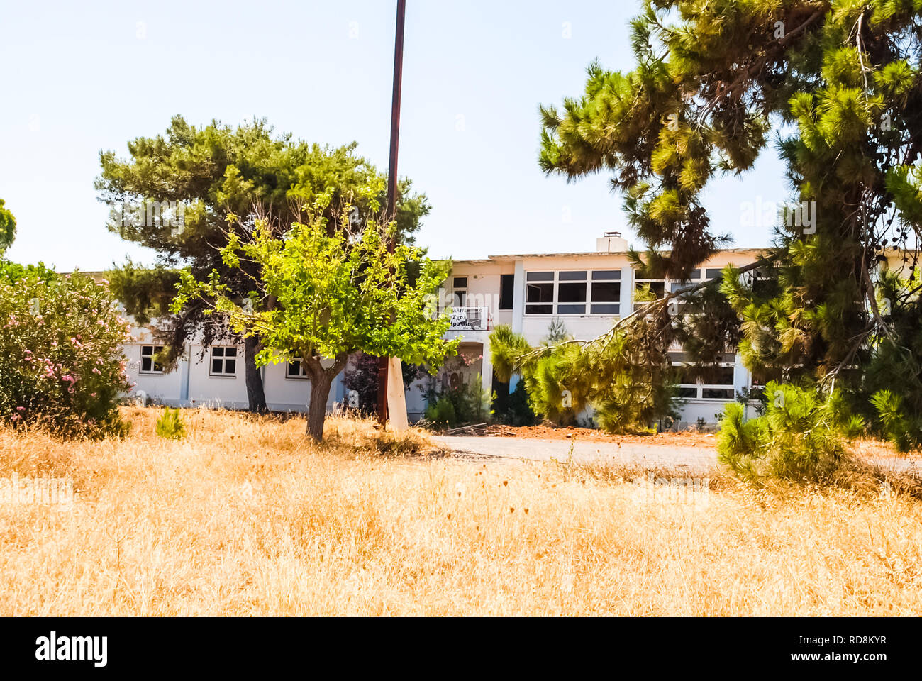 Nous abandonné Air Force Base, Crète, Grèce. Des bâtiments abandonnés ...