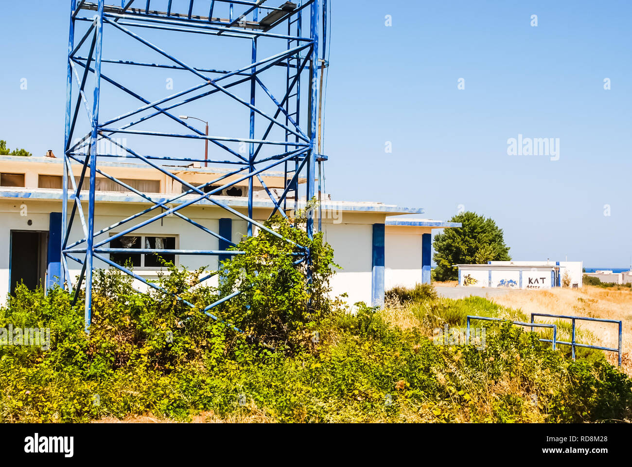 Nous abandonné Air Force Base, Crète, Grèce. Des bâtiments abandonnés ...
